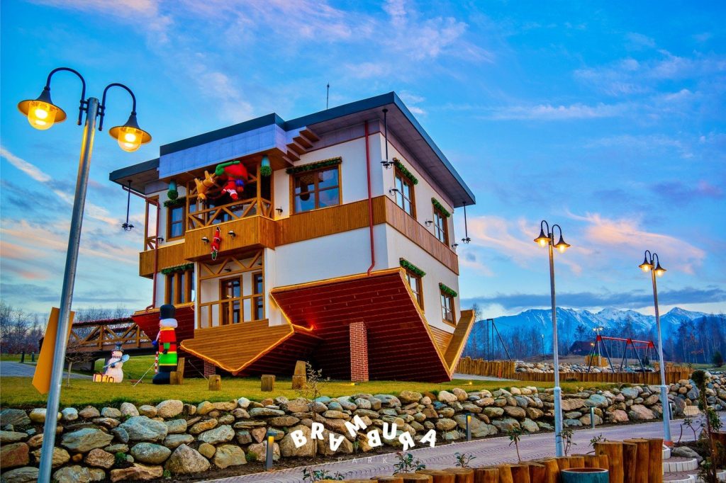 Casa Întoarsă Brambura Park Avrig 🏠 | Prețuri, Program, Foto